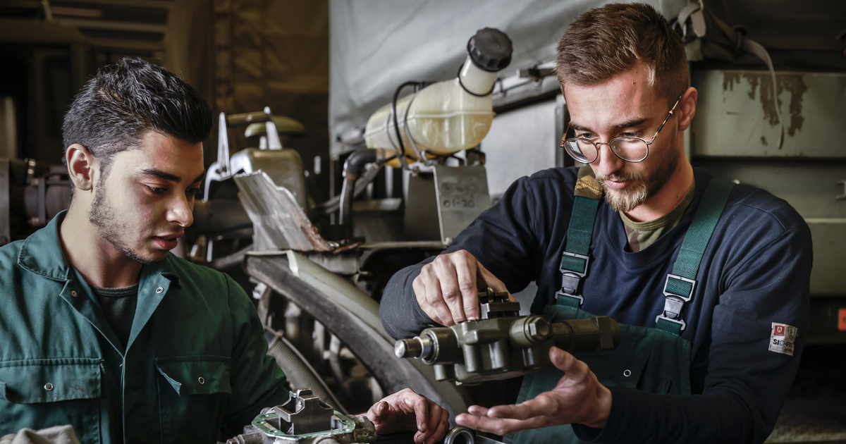 Autotechniek: sleutelen aan unieke voertuigen | WerkenbijDefensie.nl